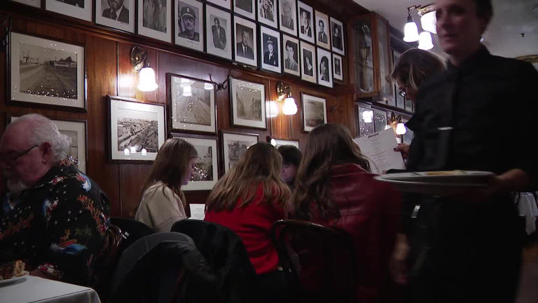 Christmas crowds brave rain in San Francisco as restaurants seek year ...