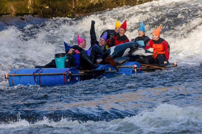 Hardy sailors take to the Derbyshire waters for the annual Boxing Day ...