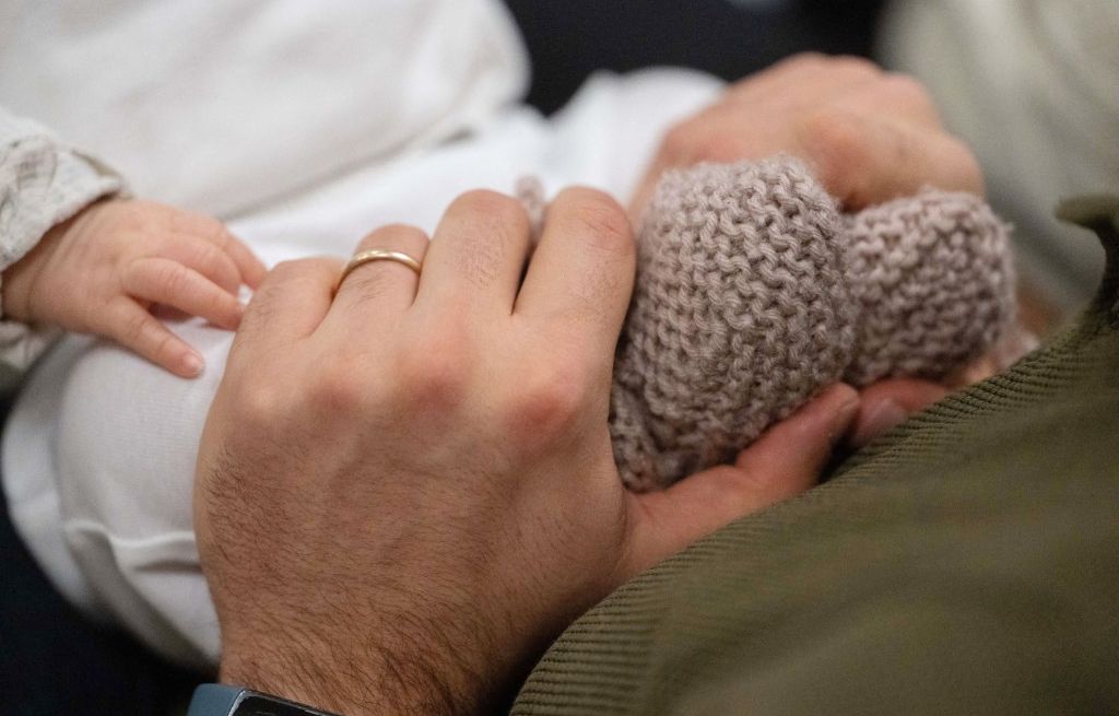 Le nouveau congé de naissance reporté à juillet 2026, un effet ...