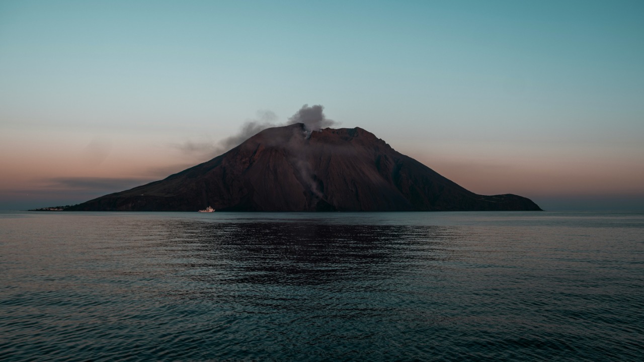 America’s deadliest volcano hits 1,000 tremors, mudflows feared