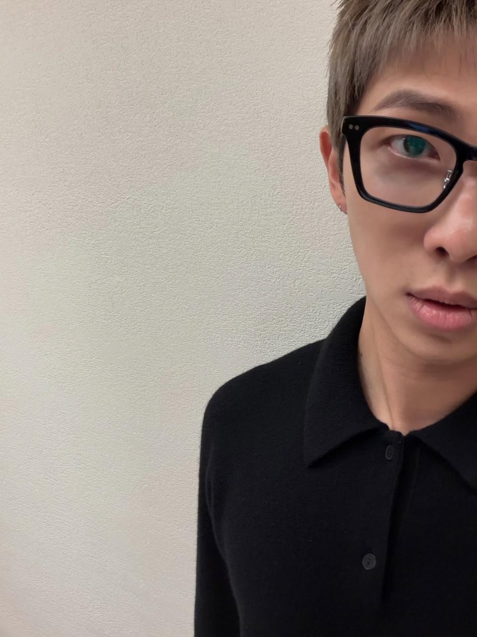 “조용한 인사처럼 스며든 눈빛”…RM, 담백한 겨울 밤→흑백 감성 셀카