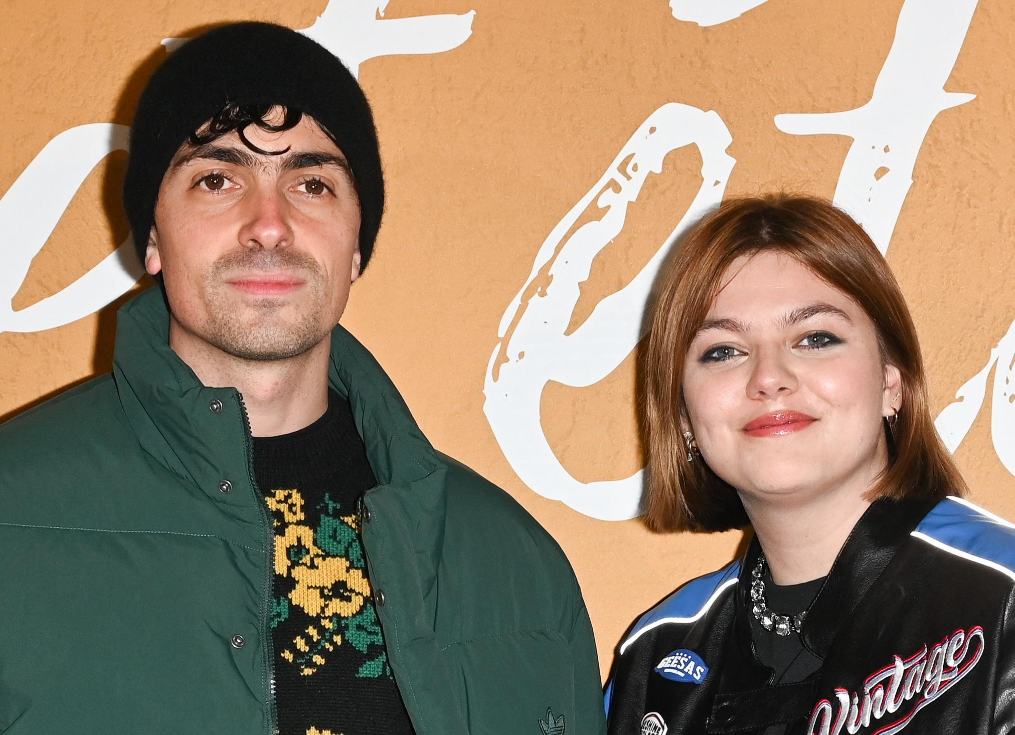 Louane et son fiancé Florian Rossi complices à Noël : on craque devant ...