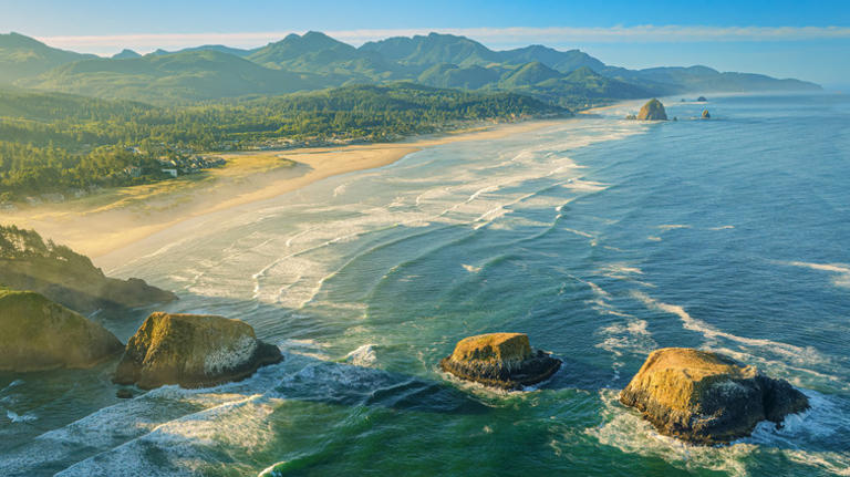 Oregon's scenic road trip along US Route 101 passes sea caves ...