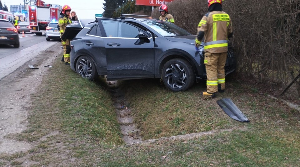 Wypadek w Tarnowie na DW 977. Przy granicy z Tarnowcem zderzyły się dwa ...