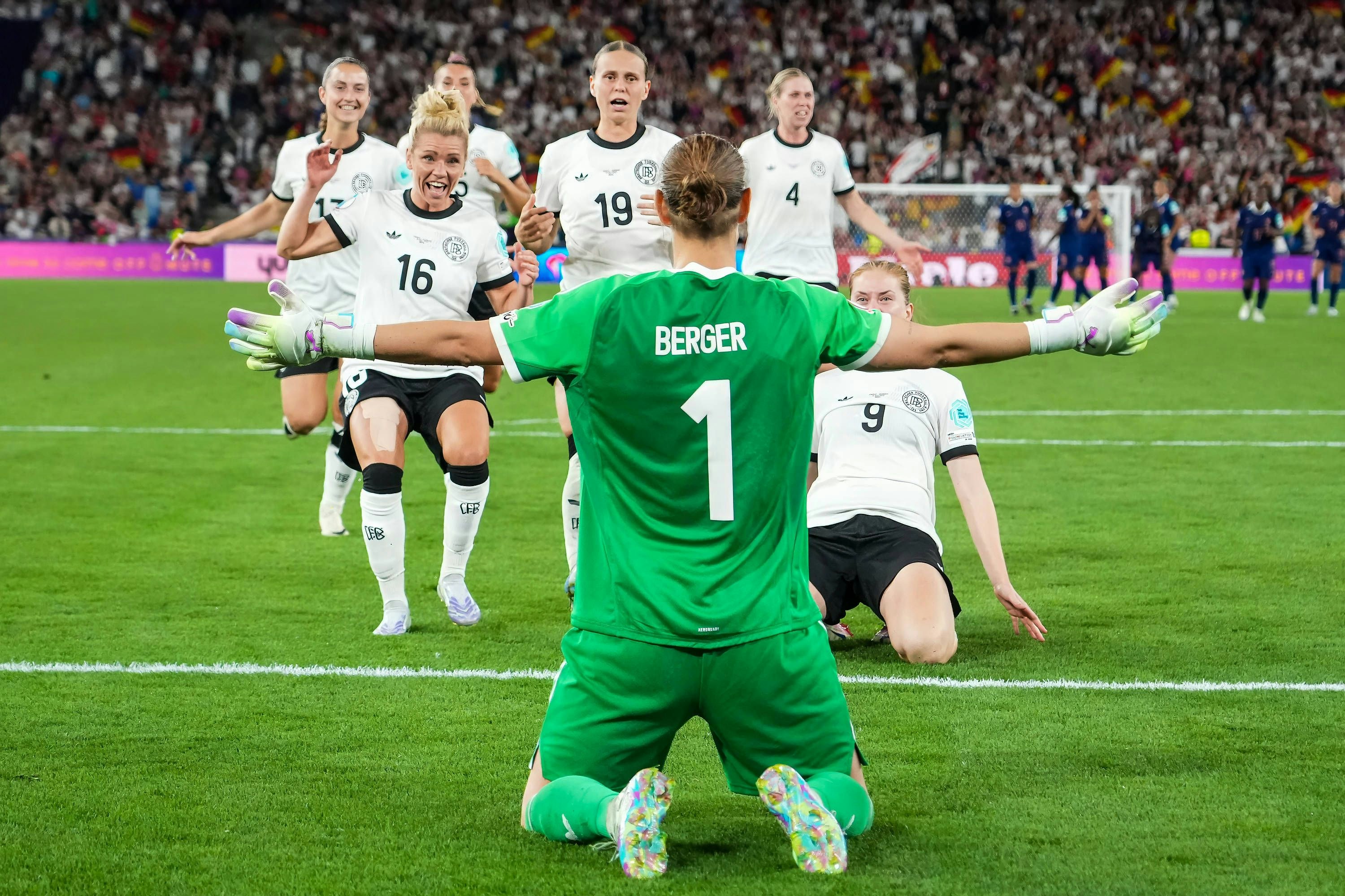 Quotensieg für Frauenfußball: DFB-Männer und Kult-Ermittler haben das ...