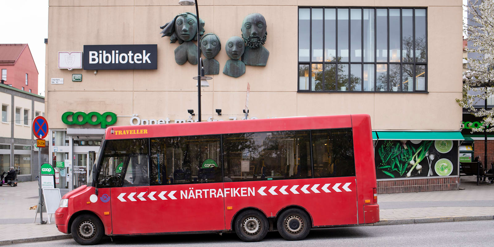 Äldre ringer till Senegal – för att beställa bussen