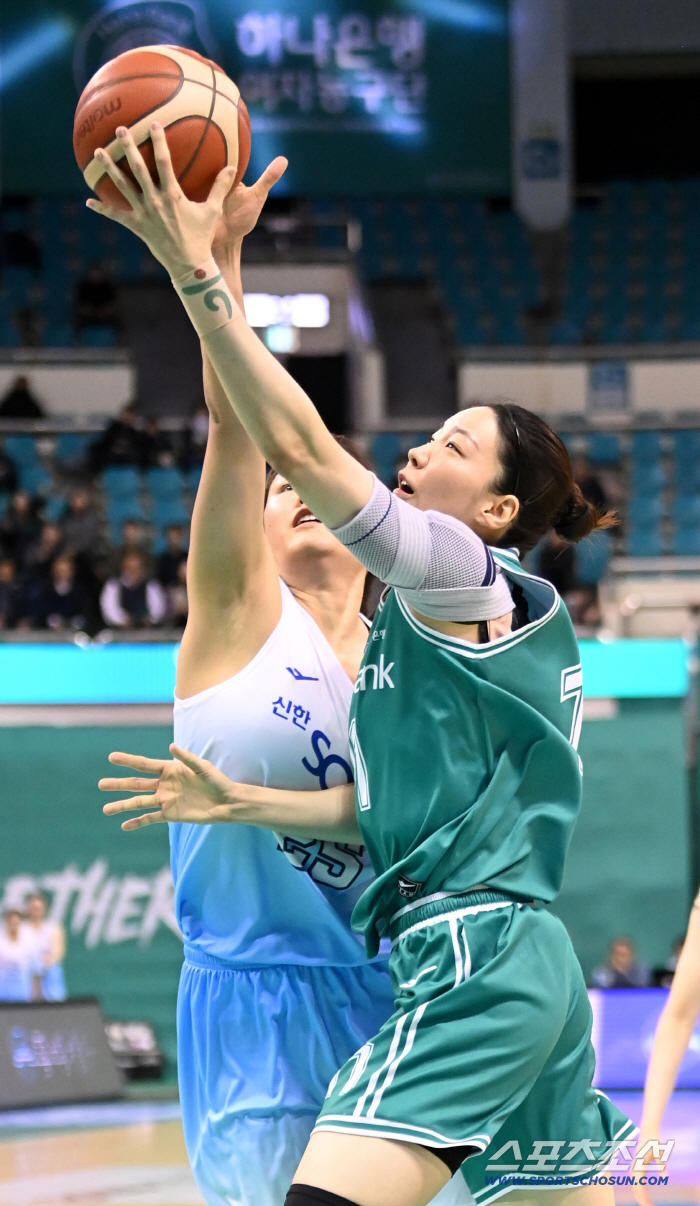 Louis' block shot to block Yang In-young's layup