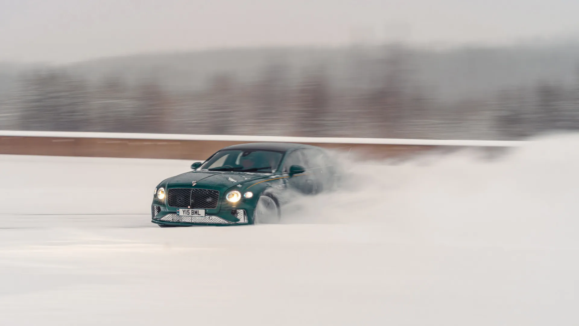 Bentley Flying Spur Speed bate recorde em neve