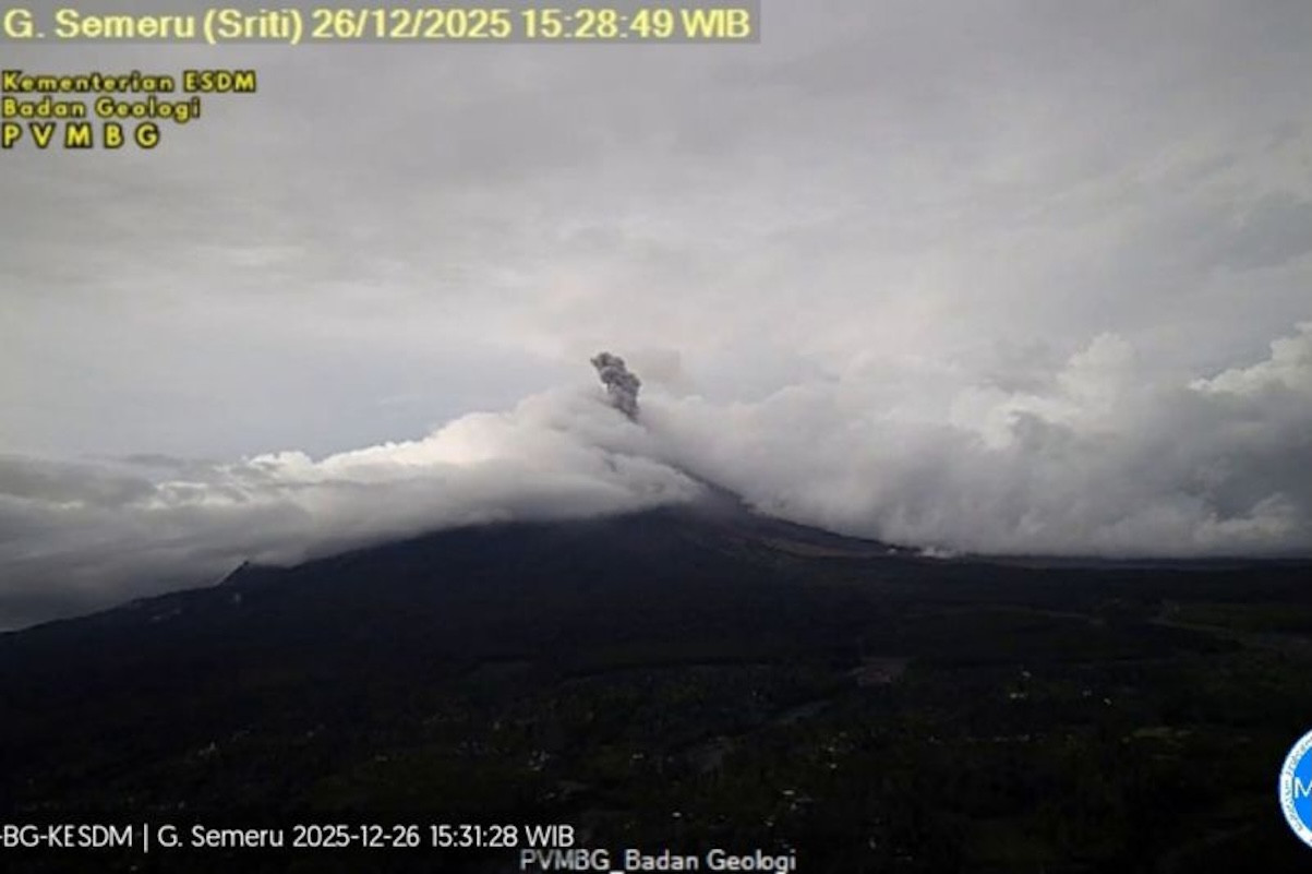 Gunung Semeru erupsi lagi Jumat sore, tinggi letusan 900 meter di atas ...