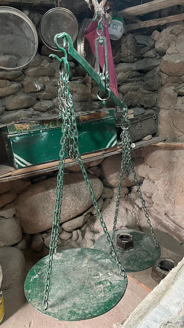 Floating mill Kashmir | काश्मीरमधील पाण्यावर चालणारी गिरणी पाहिली आहे का?