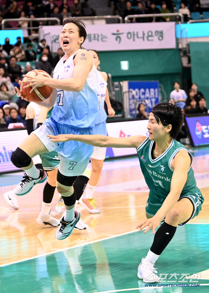 Jihyun Shin, bold under-the-goal breakthrough