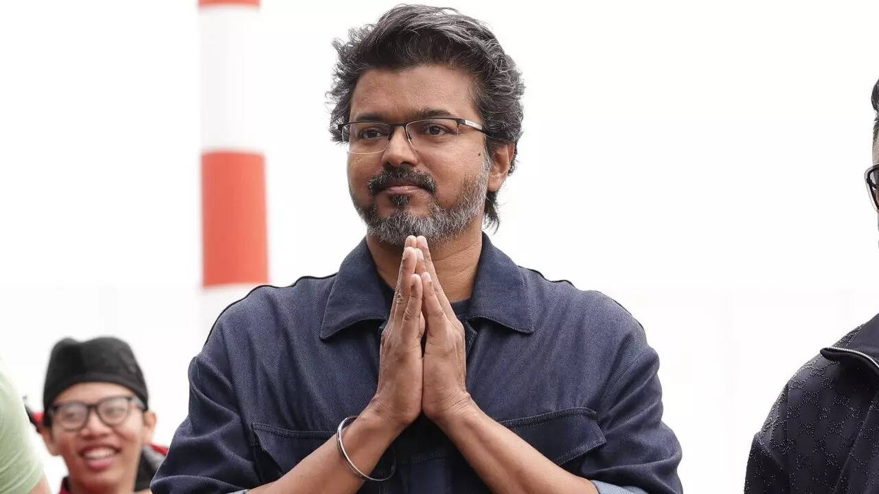 Thalapathy Vijay gets a surprise welcome in Malaysia; the 'Jana Nayagan ...