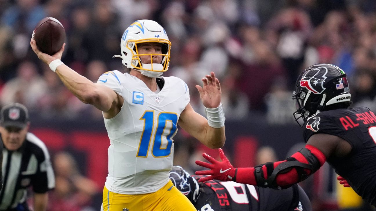 NFL Week 17 picks, predictions, schedule, odds, fantasy tips