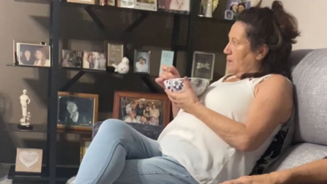 Woman freaks out after her goofy sister drops a harmless sound