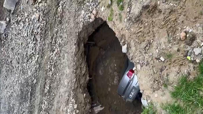 Bölgede ilk kez yaşandı: Arabasının son halini görünce "Üstünü gömün ...