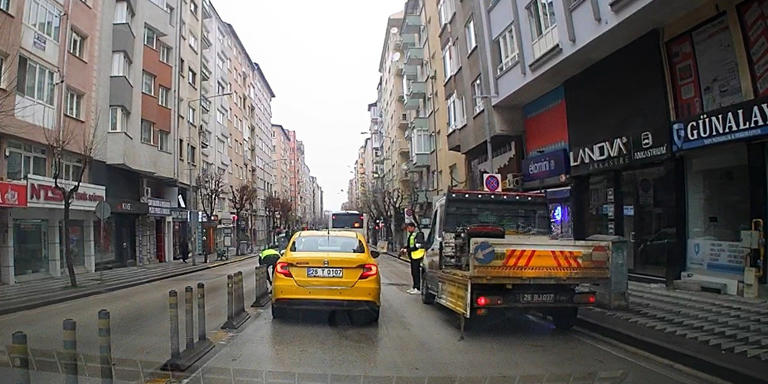 Çakılmasıyla tepki çeken dubalar belediye tarafından söküldü