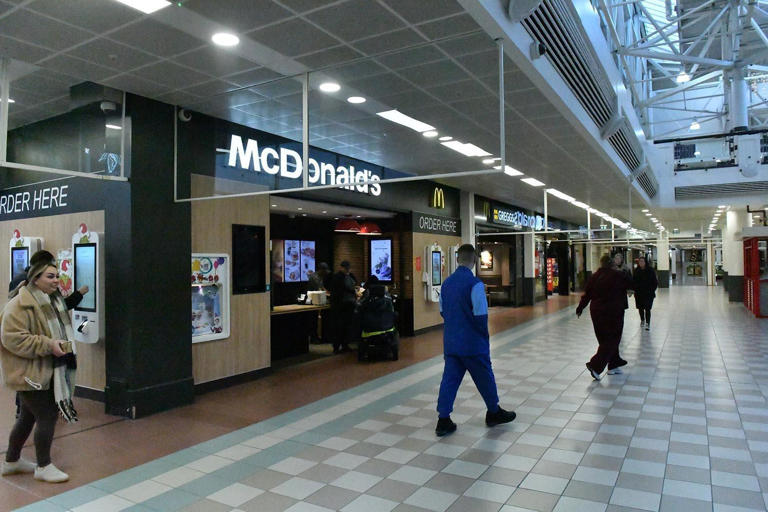 In pictures: Shoppers go bargain hunting in the Boxing Day sales at ...