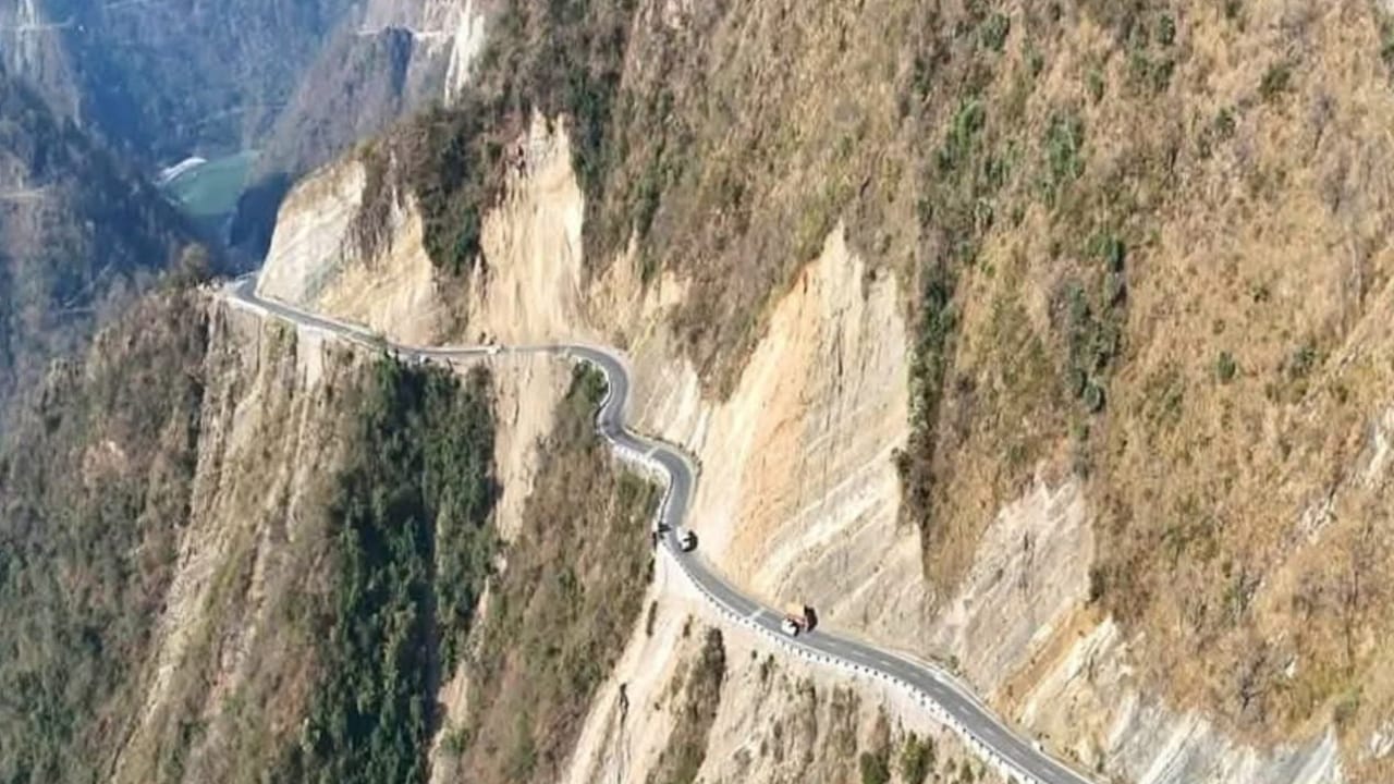 Uttarakhand: Crack in Totaghati hill threatens Char Dham road ...