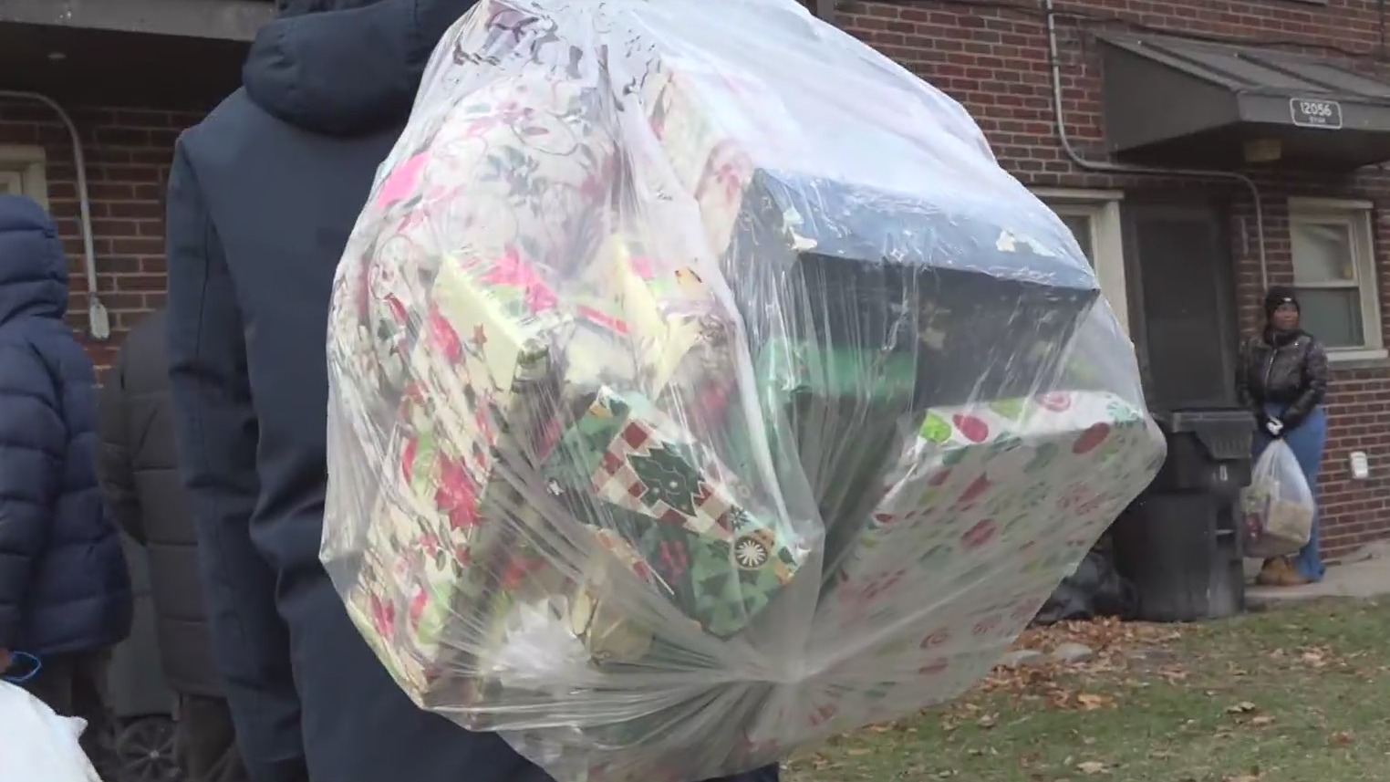 Filthy Cares gives out hundreds of gifts to Detroit children on ...