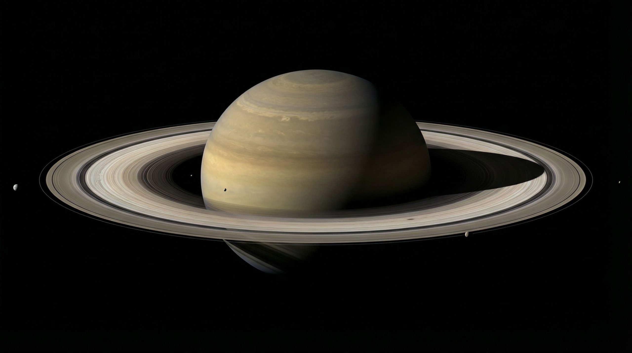 Les anneaux de Saturne perdent la tête : découverte d’un immense halo ...