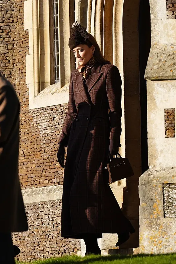 Kate et Charlotte ont retourné l'Internet