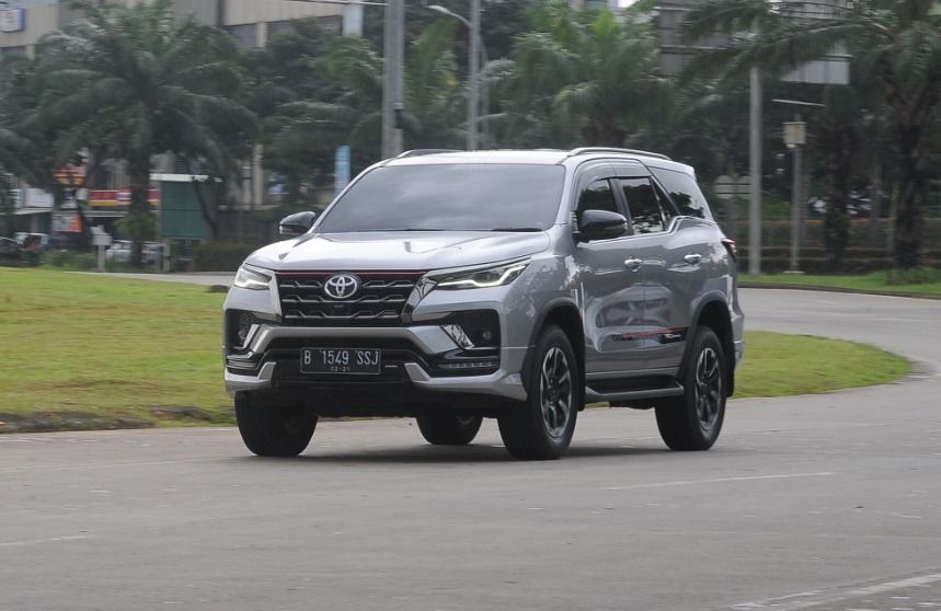 Masuk didompet, harga Toyota Fortuner bensin 2021 bekas sisa segini