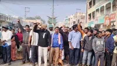 Telangana: Farmers block Mahabubabad–Thorrur road over urea shortage