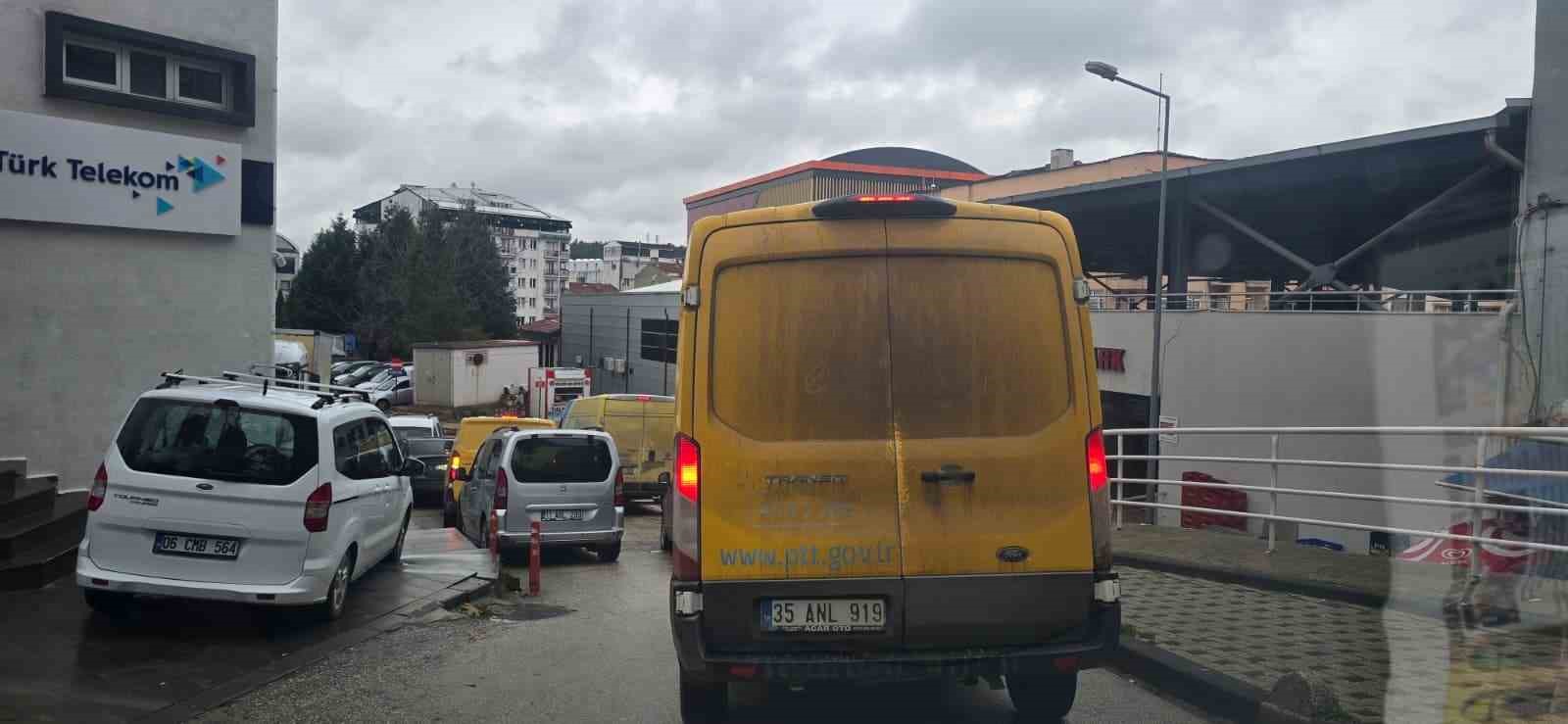 Her sabah trafiği felç eden PTT kargo araçları sürücüleri çileden çıkarıyor