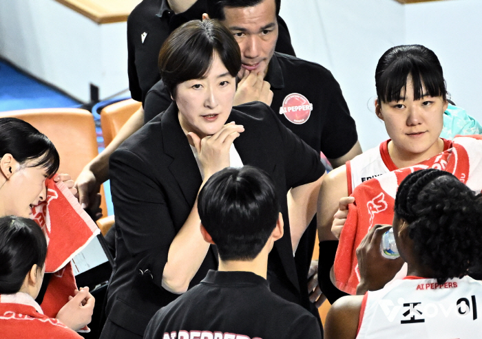 A disastrous nine-game losing streak left the press conference in a minute