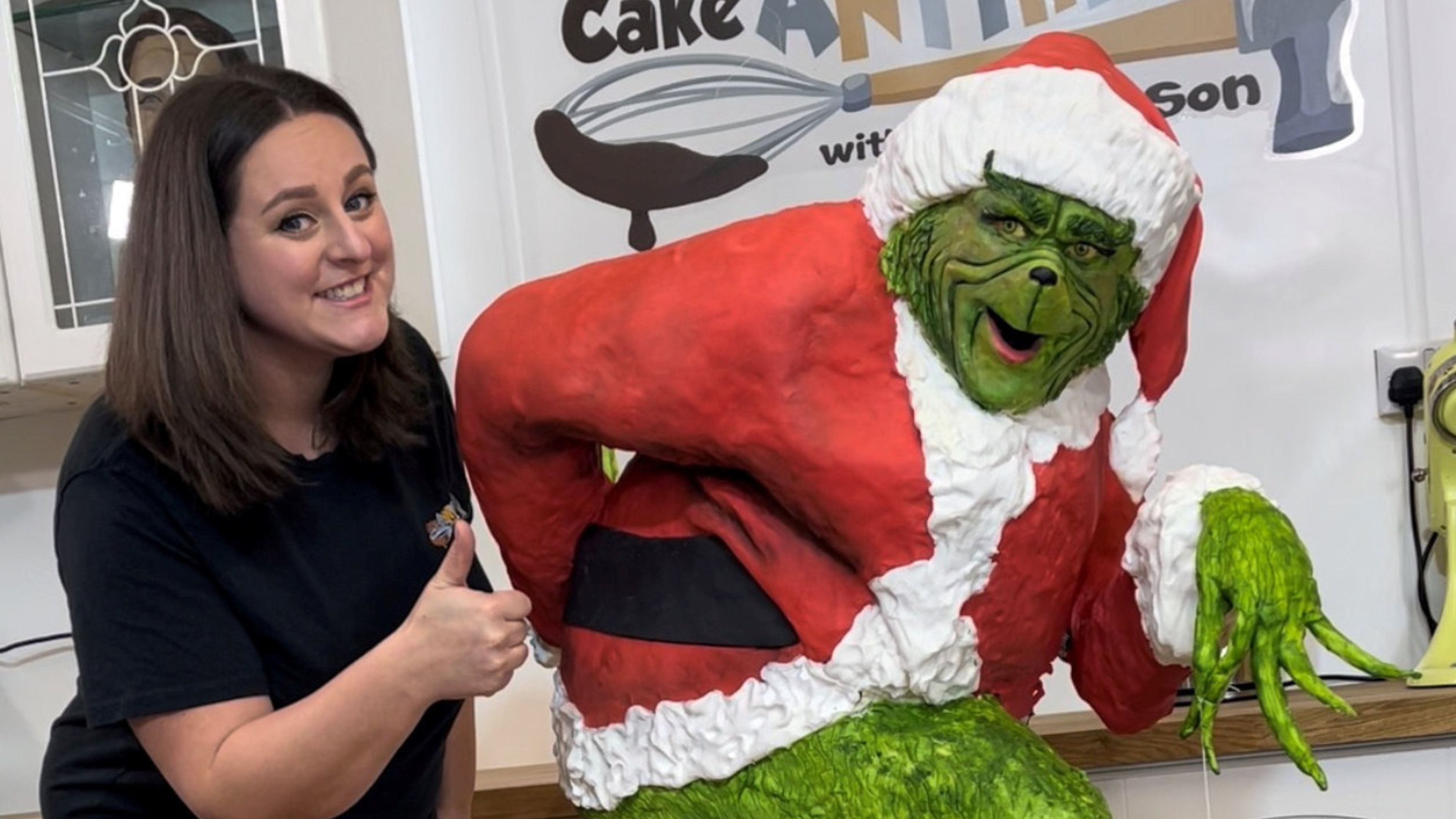 UK baker creates incredible giant cake of the Grinch