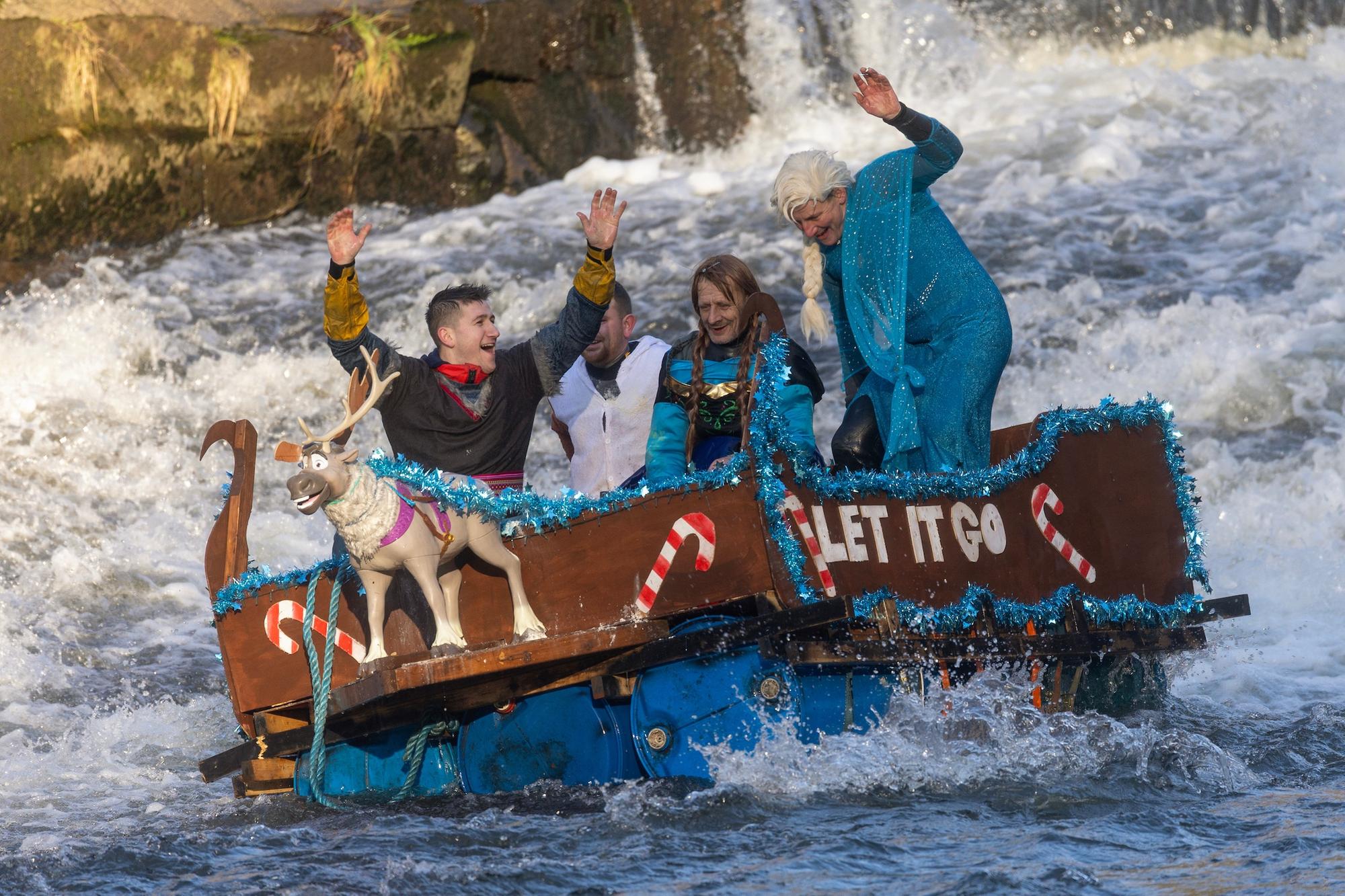 Hardy sailors take to the Derbyshire waters for the annual Boxing Day ...