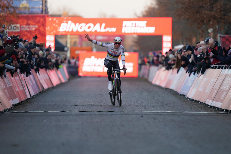 CDM ciclocross, Thibau Nys ci prova ma Mathieu van der Poel non si batte!