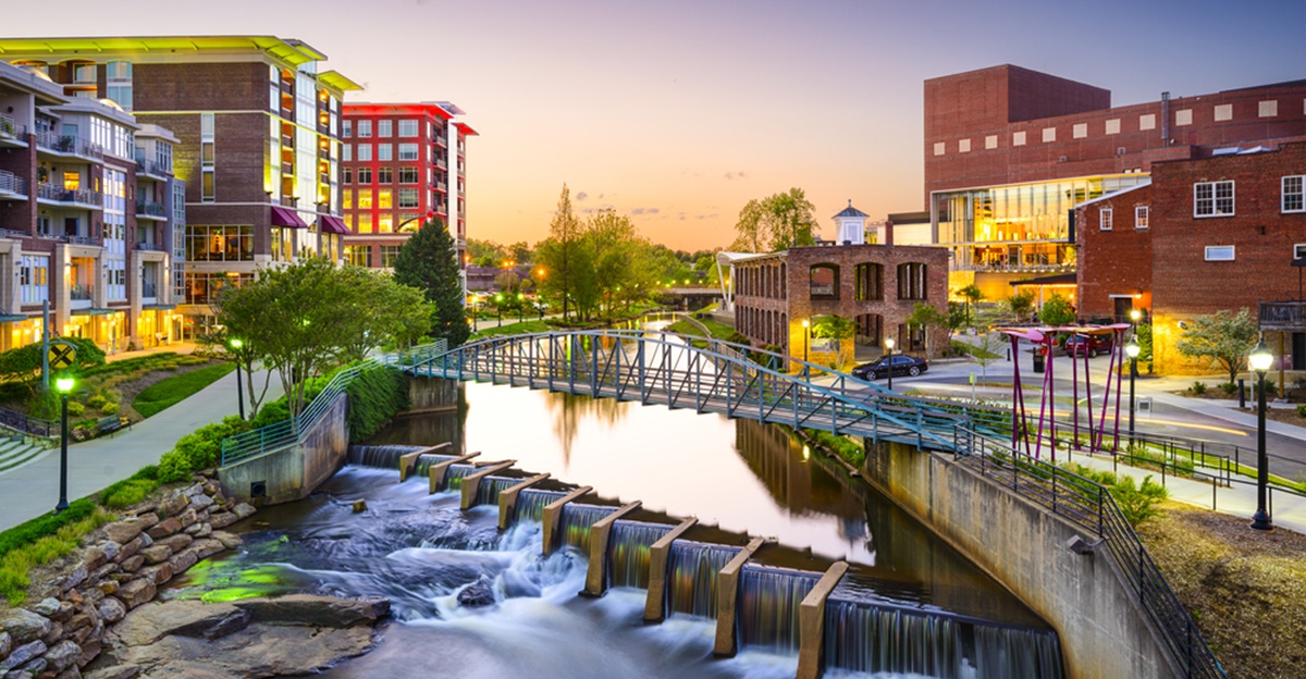 14 waterfall towns across the US with incredible natural surroundings
