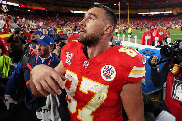 Chiefs staffer lays down law to Amazon Prime cameraman after Travis ...
