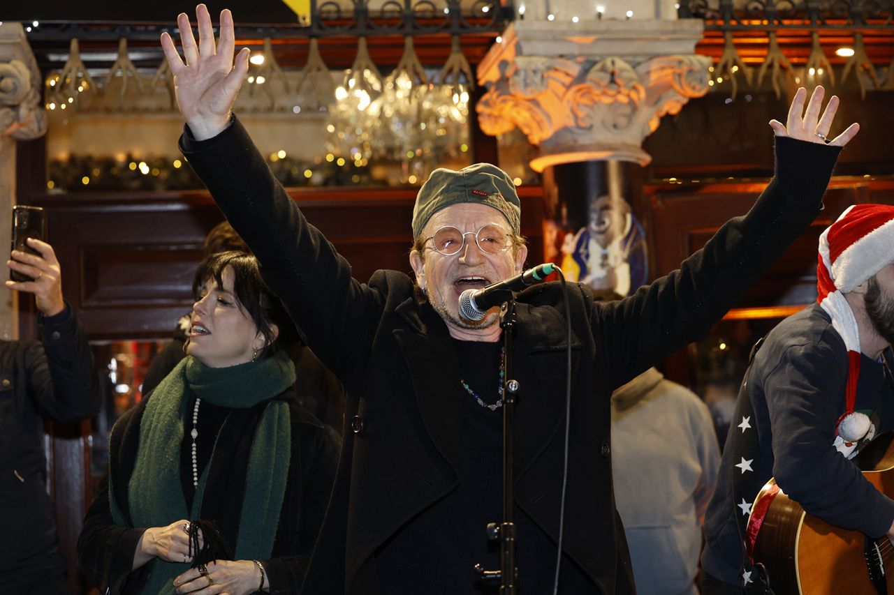 U2's Bono joined fellow Irish singer Imelda May for 'Christmas (Baby ...