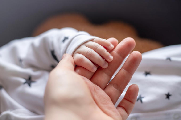 Congé de naissance : ce qui va changer pour les parents dès 2026 ...