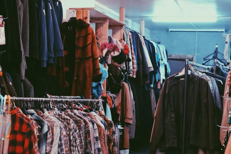Thrift adalah jual beli barang bekas, ini bedanya dengan preloved