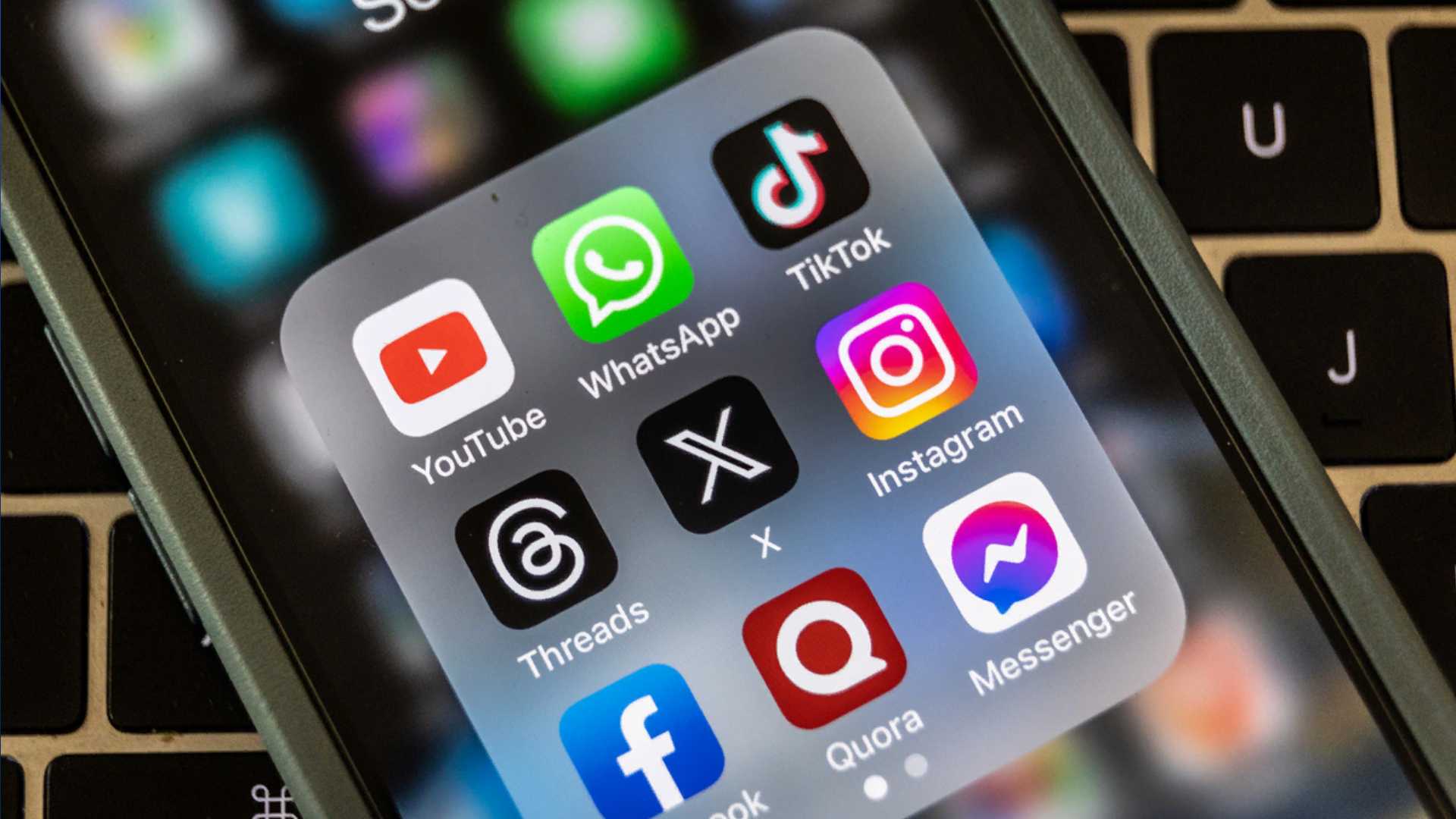 New York governor signs bill requiring warning labels for social media