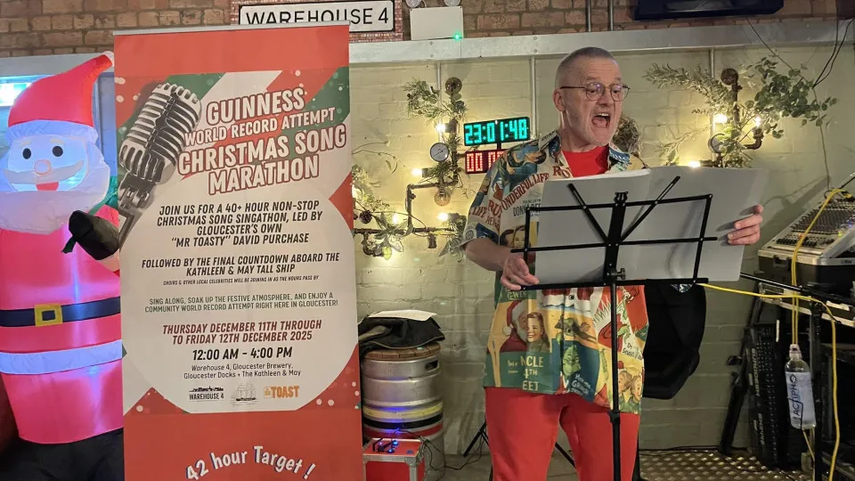 David cantou músicas de Natal durante 42 horas. O objetivo? Bater recorde