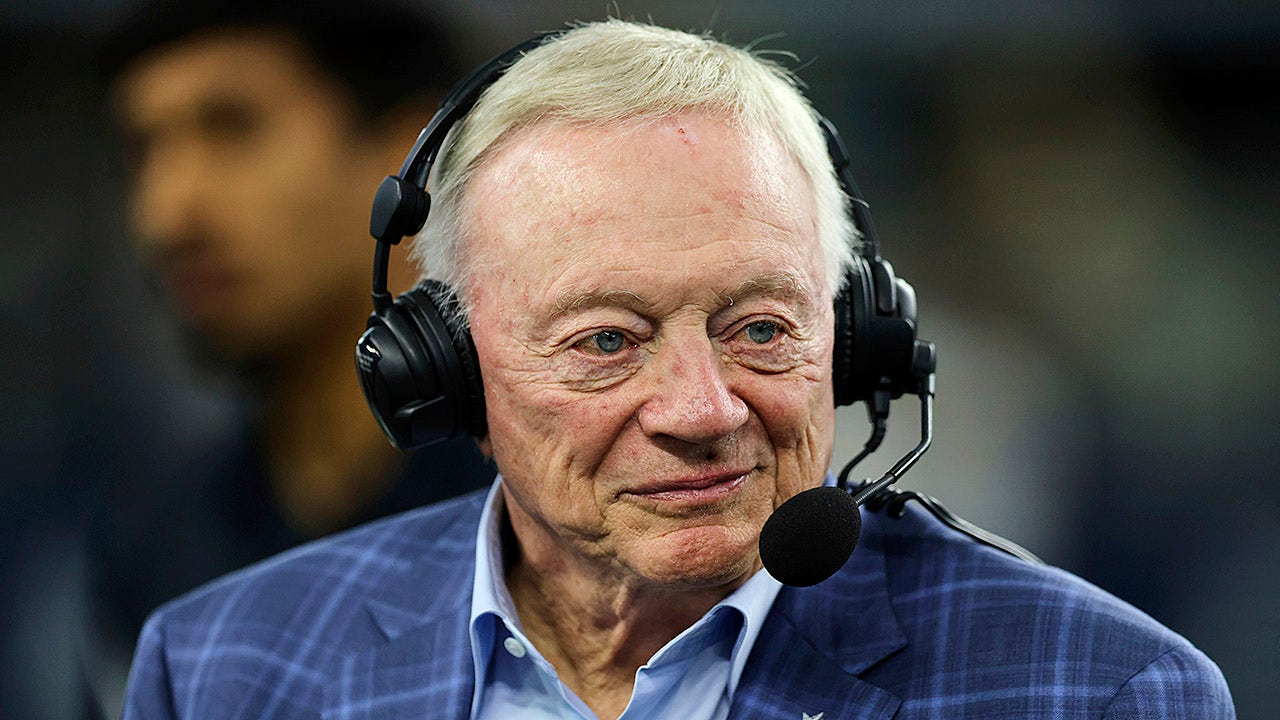 Jerry Jones reveals dressing like Santa Claus for Cowboys players ...