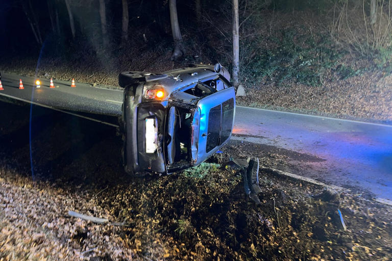 29-jähriger verliert Kontrolle über Auto: Wagen bleibt auf Seite liegen