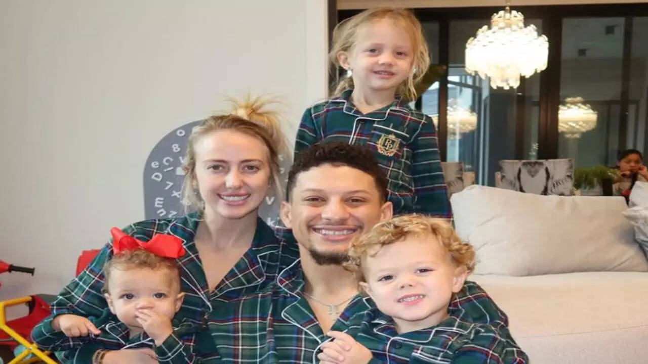 Patrick Mahomes spends Christmas with family amid ACL injury, wife ...