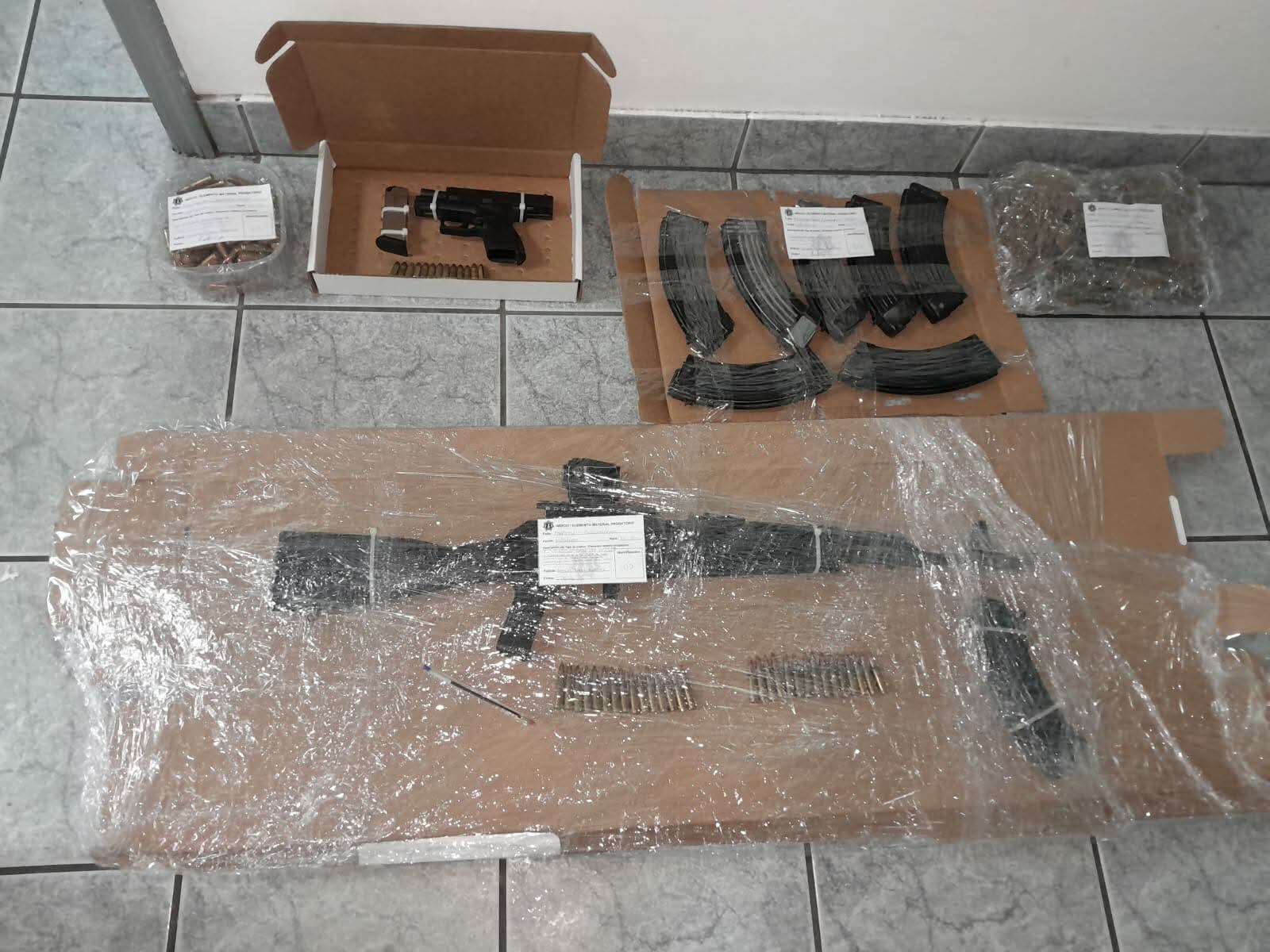 Detienen a dos personas con armas de alto calibre en Nogales