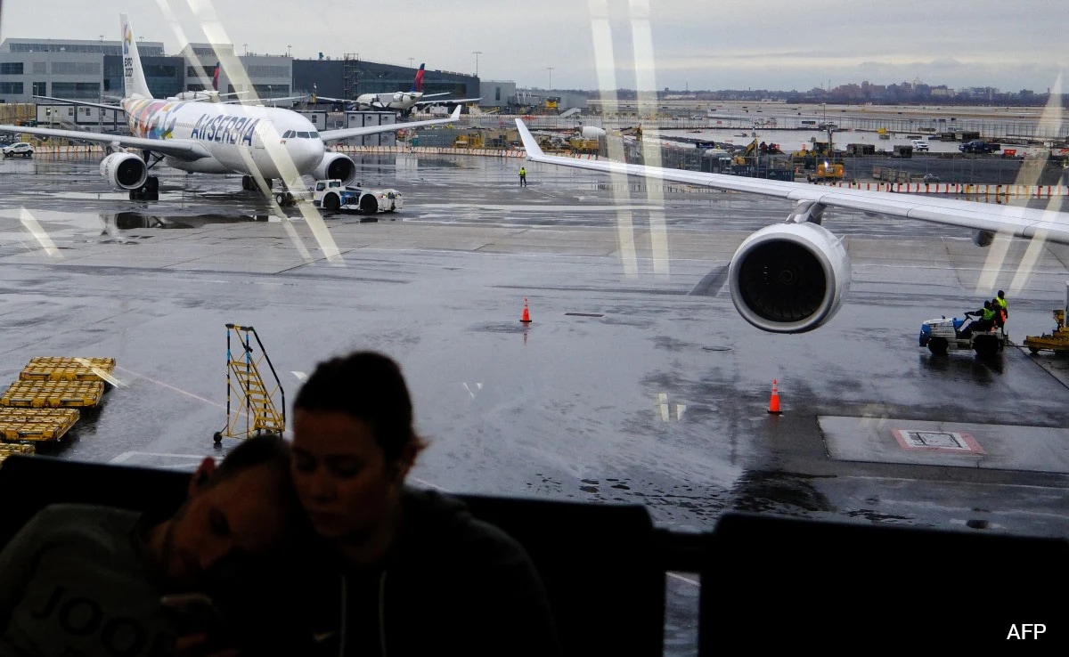 US airlines hit by delays, New York braces for deep snow