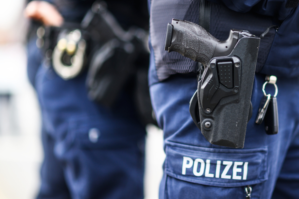 Mann bedroht Polizeibeamte mit Messer und wird niedergeschossen