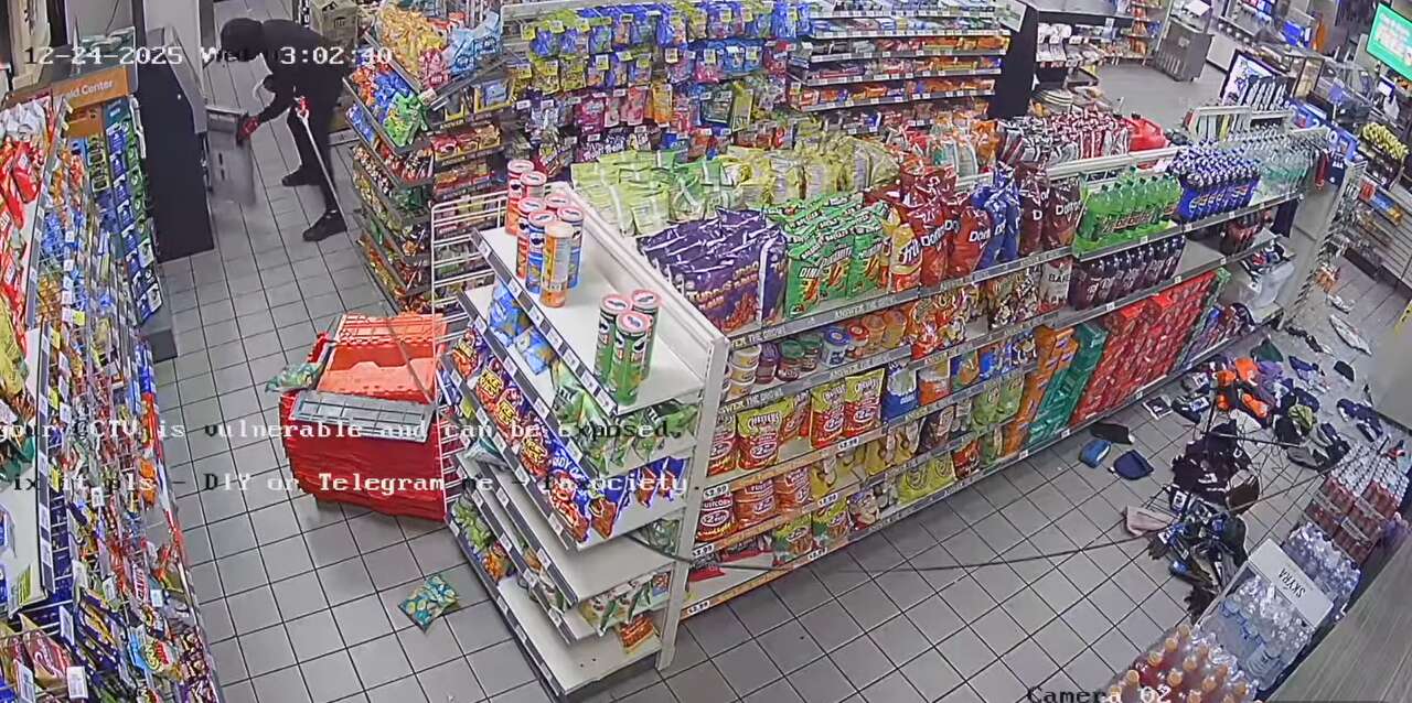 Watch: Driver tows ATM out of convenience store, around gas station