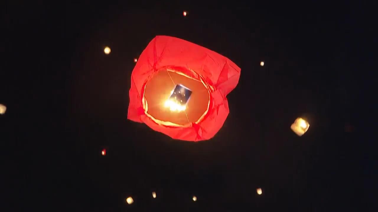 Hundreds gather in central Athens to release paper lanterns into the ...