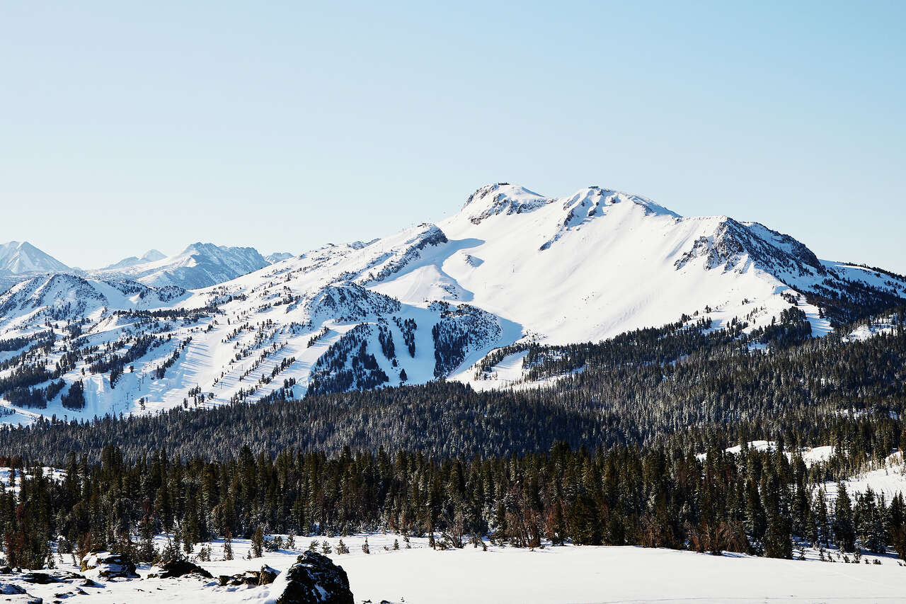 Avalanche injures 2 patrollers, shuts down California ski resort