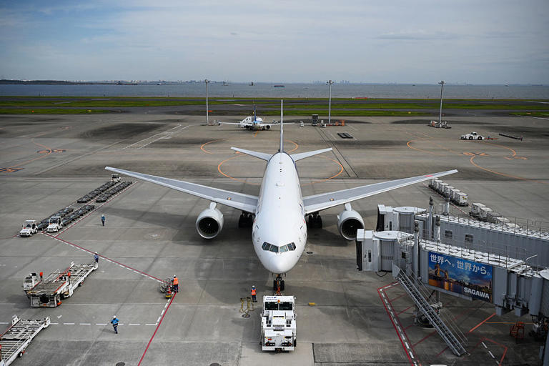 Unanimous vote approves pay for air traffic workers