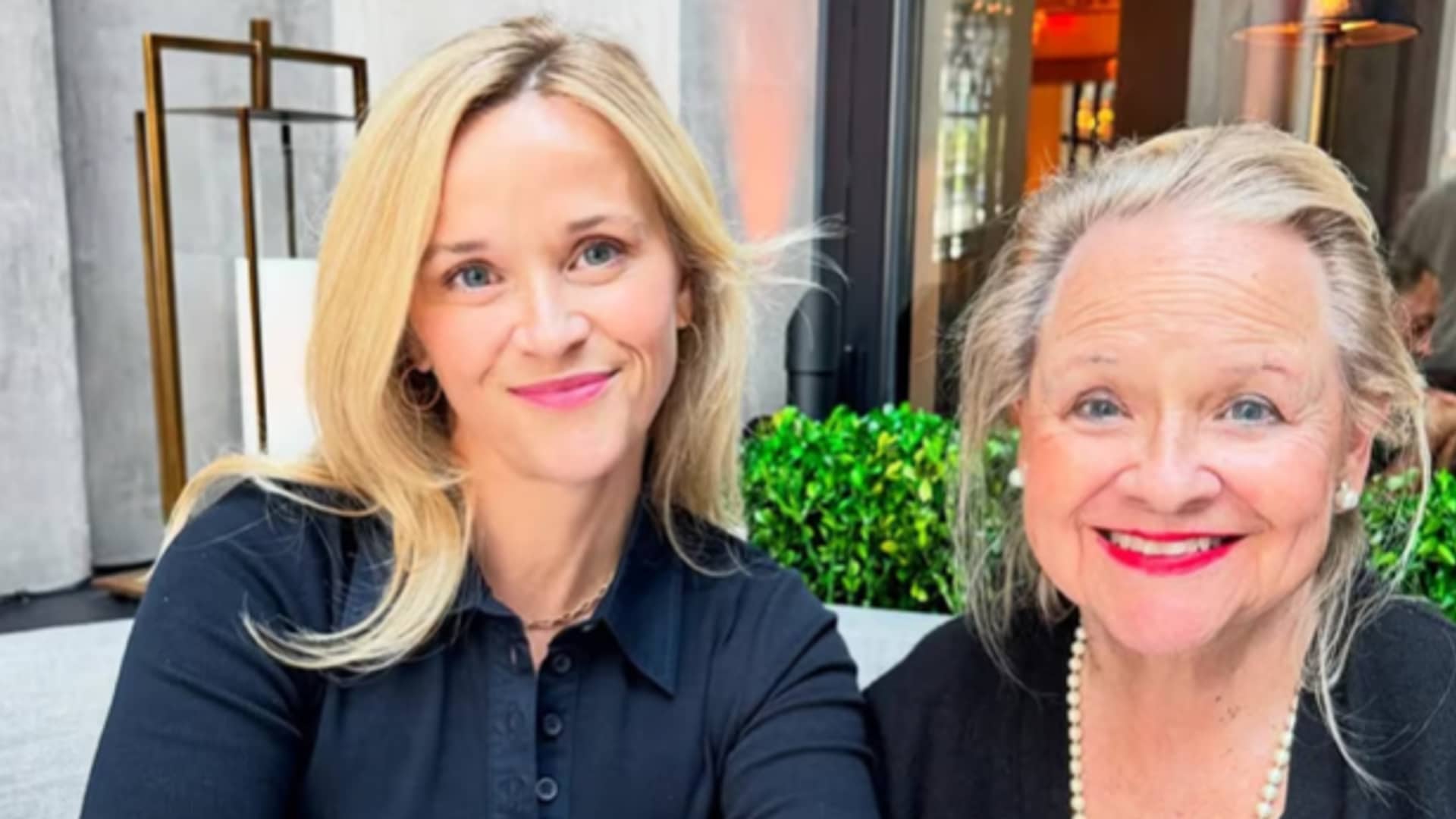 Reese Witherspoon shares heartwarming holiday moment with mom Betty ...